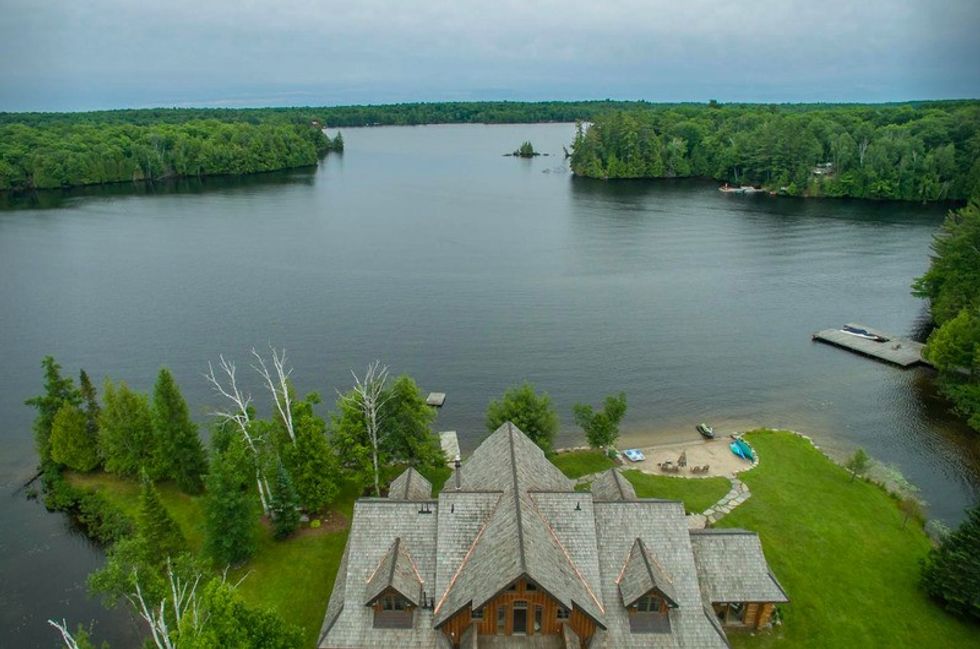 Rent: Stunning Lorimer Lake Escape Has Vacancy to Spare