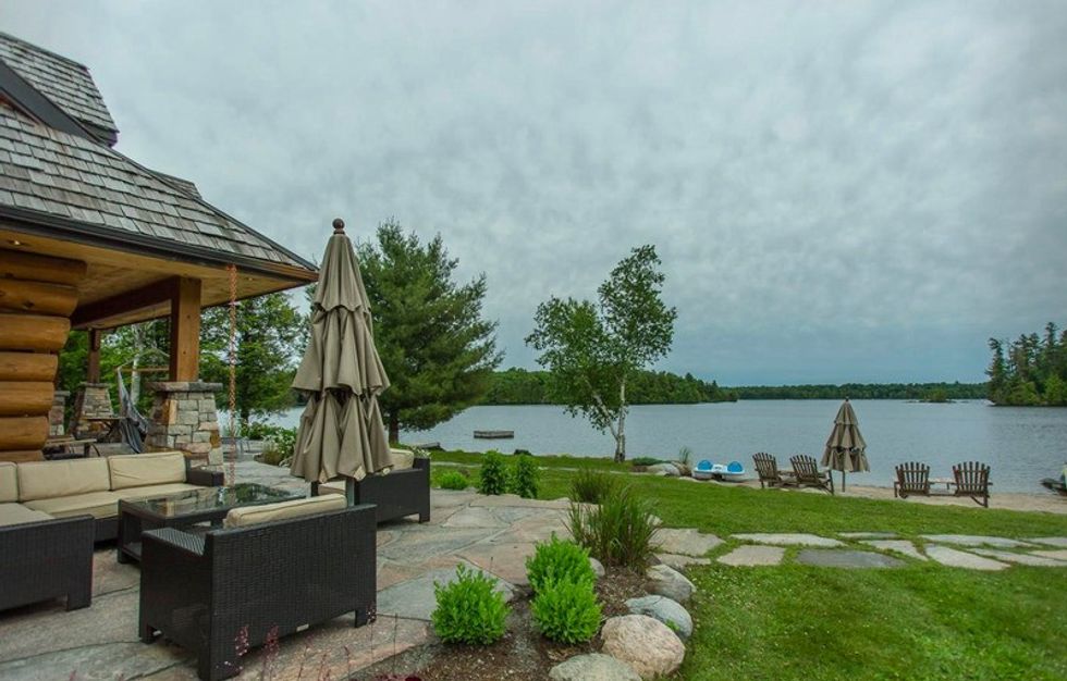 Rent: Stunning Lorimer Lake Escape Has Vacancy to Spare