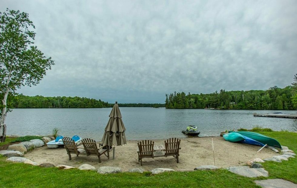 Rent: Stunning Lorimer Lake Escape Has Vacancy to Spare