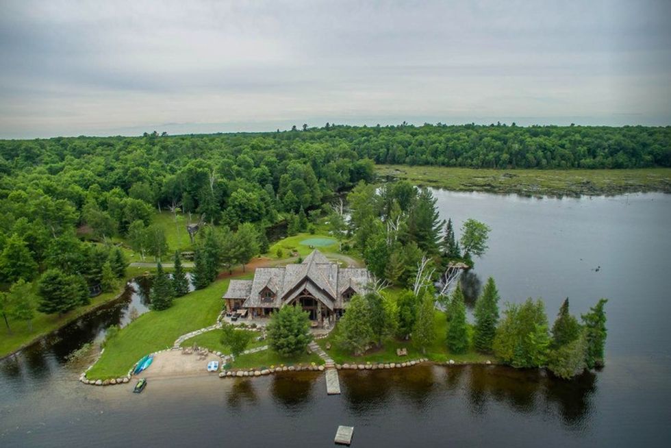 Rent: Stunning Lorimer Lake Escape Has Vacancy to Spare