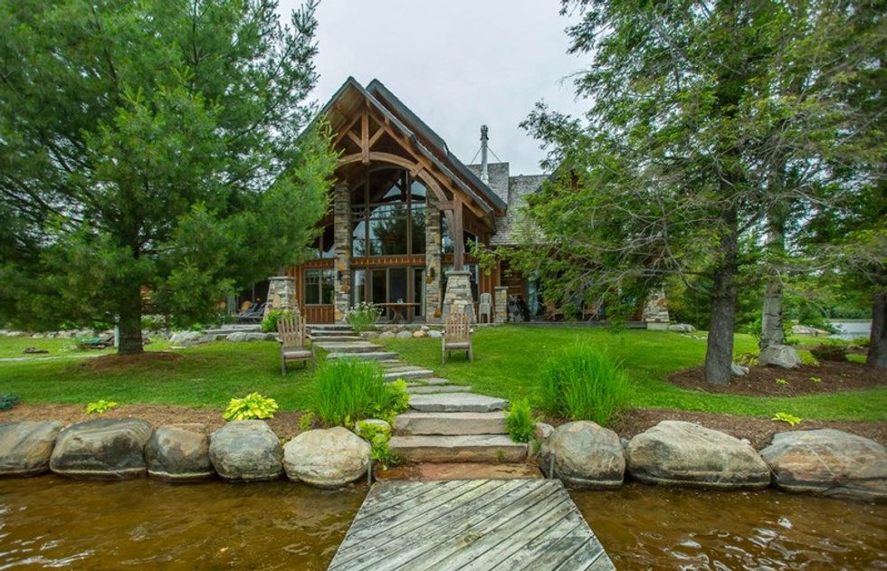 Rent: Stunning Lorimer Lake Escape Has Vacancy to Spare
