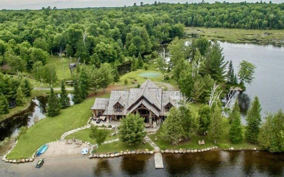 Rent: Stunning Lorimer Lake Escape Has Vacancy to Spare