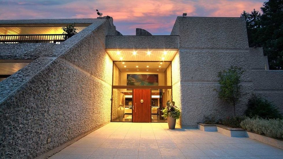 Mansion Designed By Famous Canadian Architect Hits Toronto Market for ...