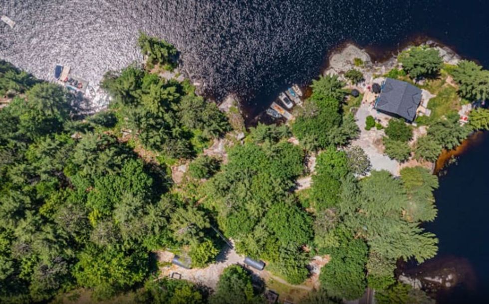 Listed Country - STOREYS